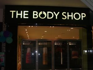 4 Simple Storefront Sign Designs That Enhance Your Brand - Dave's Signs